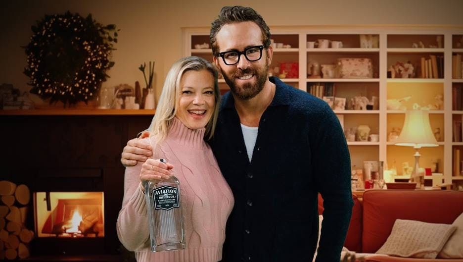 Just Friends co-stars Ryan Reynolds and Amy Smart reunite for a gin ...