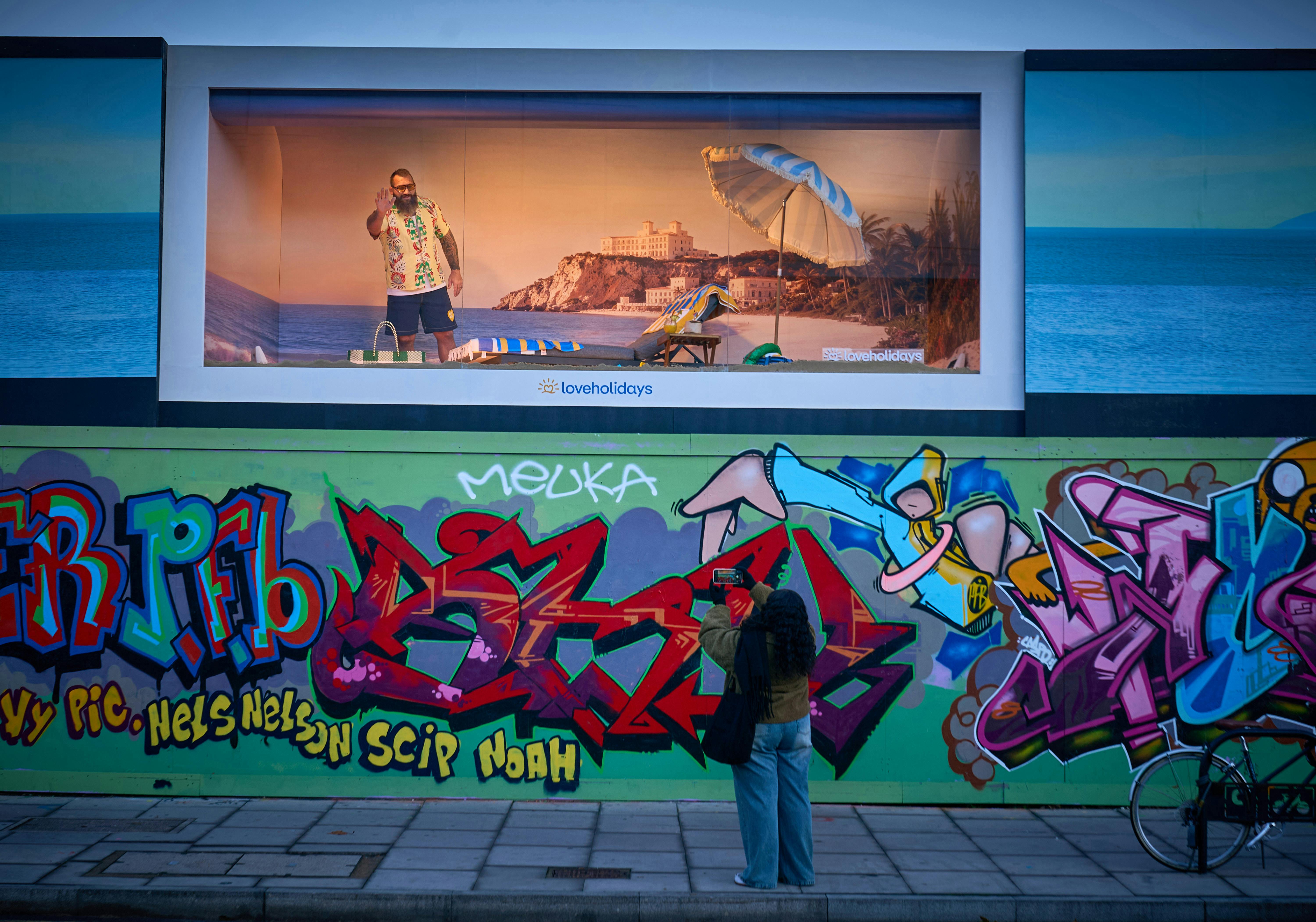 Joe Marler brings sunshine to Shoreditch in giant 3D holiday billboard ...