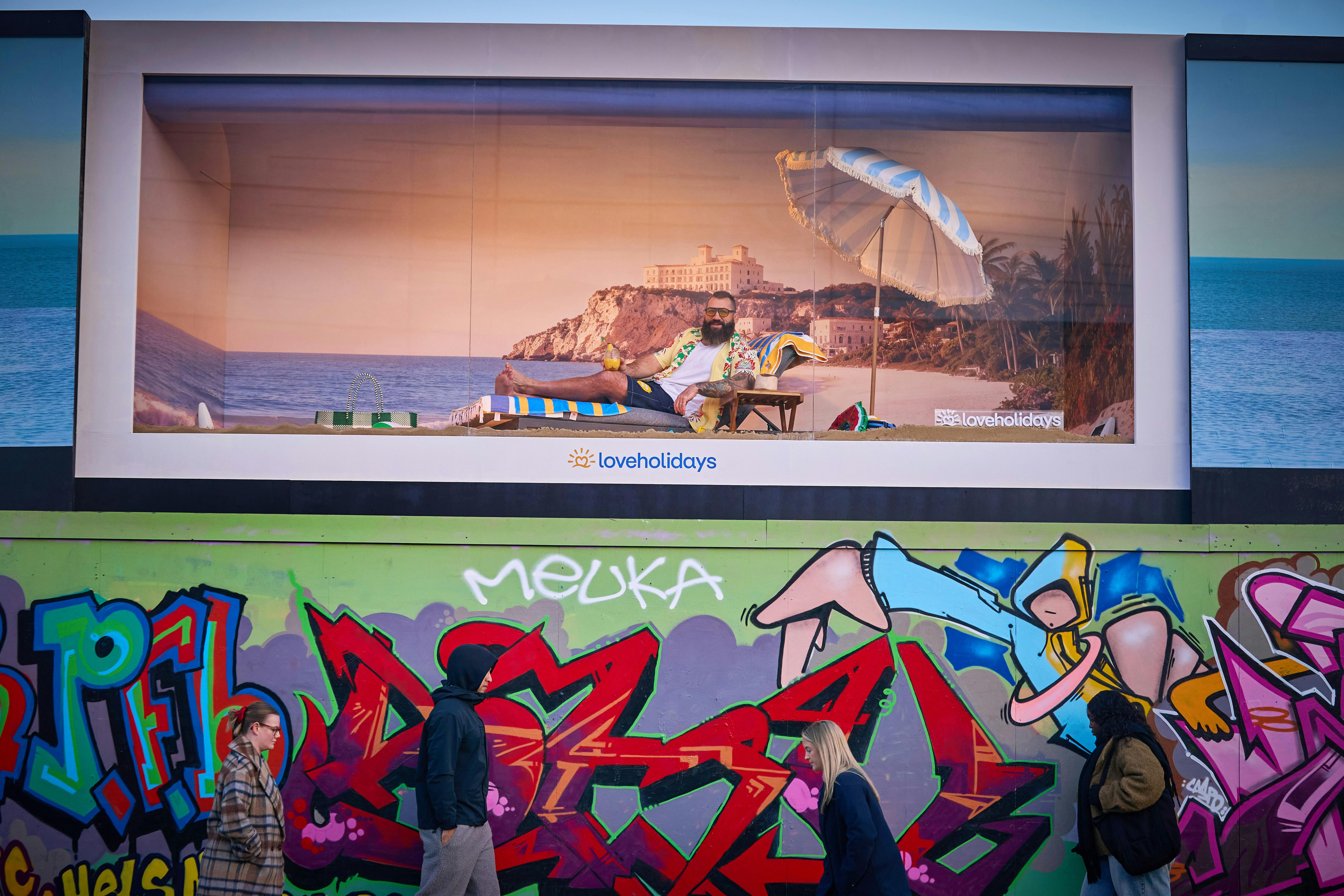 Joe Marler brings sunshine to Shoreditch in giant 3D holiday billboard ...